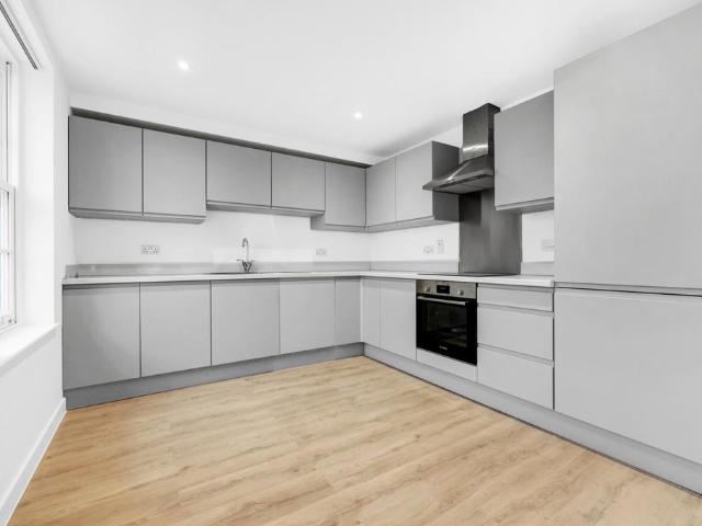 Kundra Court, Romford RM7 2 bed flat to rent £1,900 pcm £438 pw