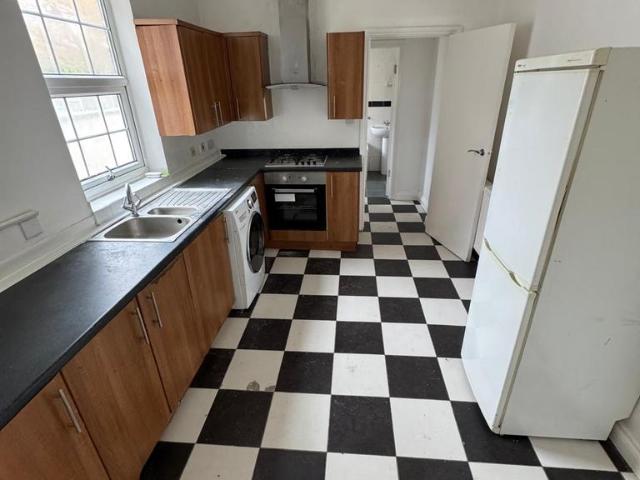 Kynaston Road, Thornton Heath CR7 5 bed semi detached house to rent £3,250 pcm £750 pw