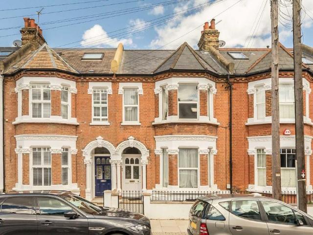 Kyrle Road, London SW11 2 bed flat to rent £2,700 pcm £623 pw