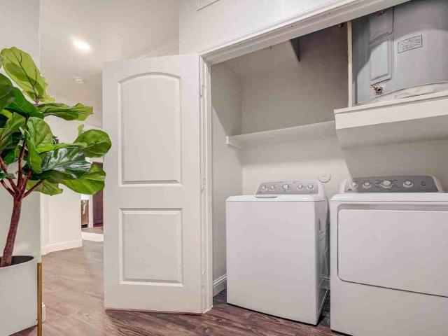 La Villita Lakeside and Landings 1 Bedroom Apartment for Rent at 6727 Deseo, Irving, TX 75039