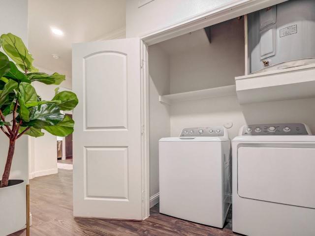 La Villita Lakeside and Landings 2 Bedroom Apartment for Rent at 6727 Deseo, Irving, TX 75039