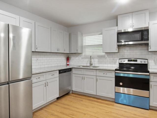 La Casita HTX: Live w 2 roommates in a modern & af