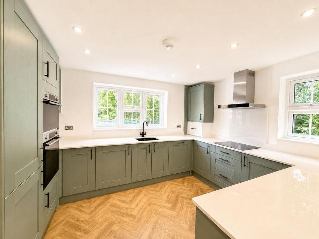 La Plata Grove, Brentwood, CM14 3 bed semi detached house to rent £2,800 pcm £646 pw