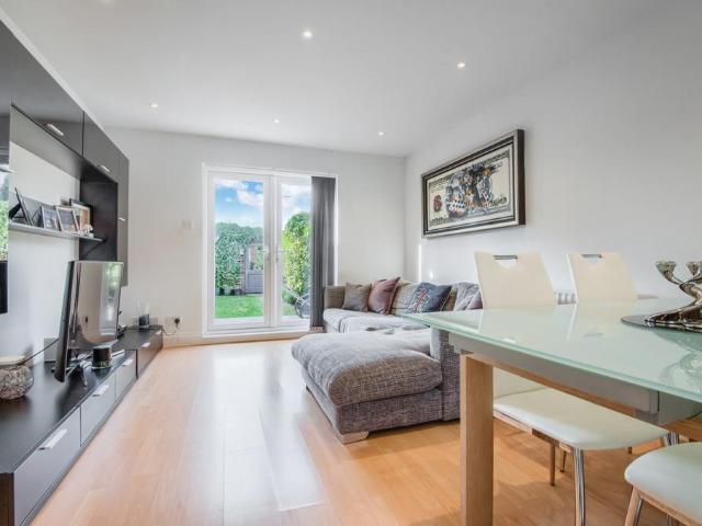 LAMBOURN CHASE, RADLETT, RADLETT, WD7 2 bed end of terrace house to rent £1,950 pcm £450 pw