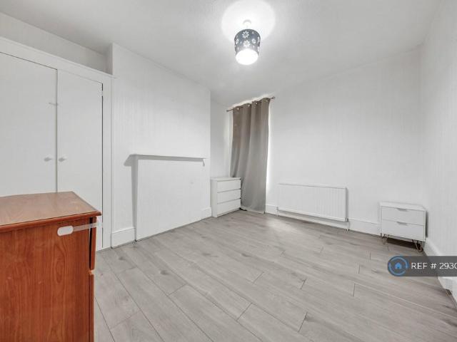 Lambourne Road, Chigwell, IG7 2 bed flat to rent £1,600 pcm £369 pw