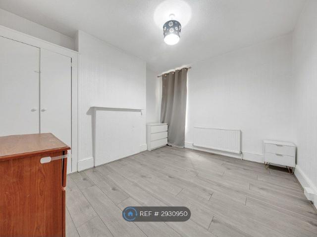 Lambourne Road, Chigwell IG7, 2 bed flat to rent, £1,600 pcm | PrimeLocation