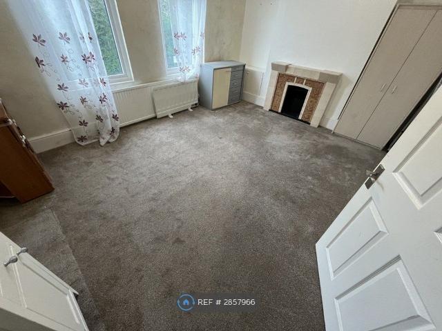 Lambourne Road, Chigwell IG7, 2 bed flat to rent, £1,900 pcm | PrimeLocation