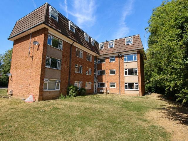 Lambs Close, Potters Bar EN6, 3 bed flat to rent, £1,700 pcm | PrimeLocation