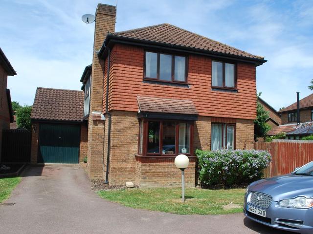 Lambyn Croft, Horley RH6, 4 bed detached house to rent, £2,300 pcm | PrimeLocation