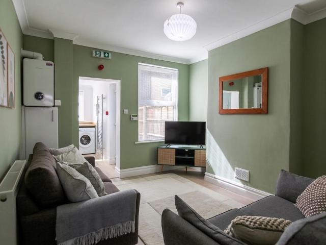 Lamcote Grove, Nottingham, NG2 3 bed terraced house to rent £1,539 pcm £355 pw