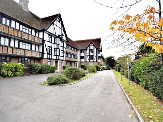 Lammas Lane, Esher, Surrey, KT10 2 bed apartment to rent £2,250 pcm £519 pw