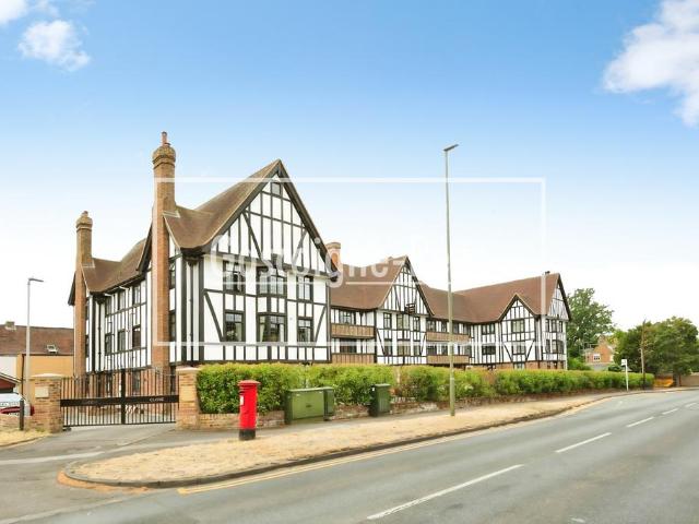 Lammas Lane Queens Close, Esher, KT10 2 bed apartment to rent £2,400 pcm £554 pw