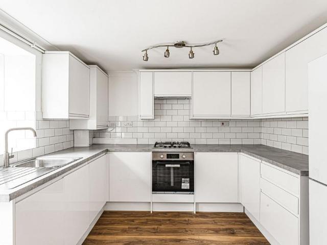 Lampard Grove, Stoke Newington 3 bed flat to rent £3,200 pcm £738 pw