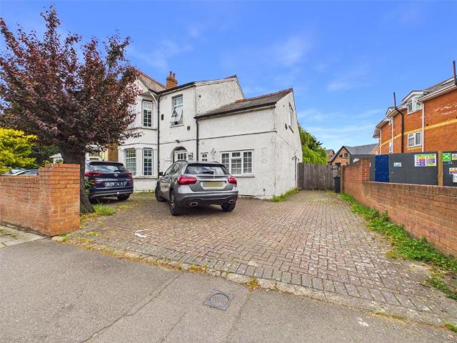 Lampton Road, Hounslow 2 bed maisonette to rent £2,100 pcm £485 pw