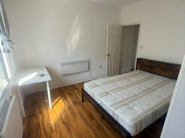 Lampton Road, Hounslow TW3 1 bed flat to rent £1,450 pcm £335 pw