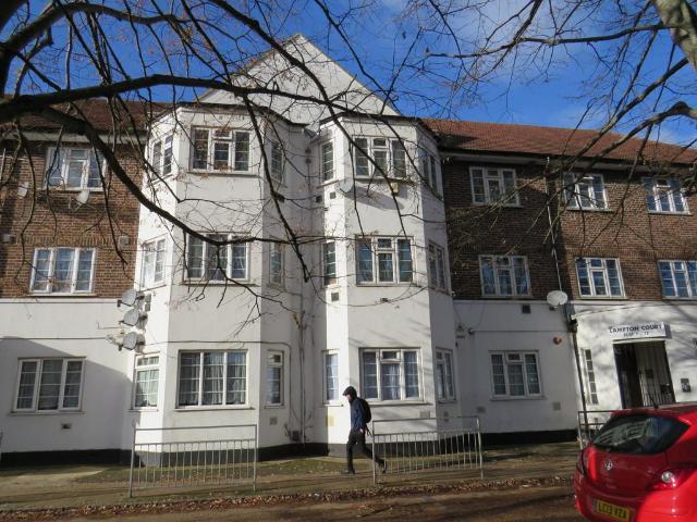 Lampton Road, Hounslow TW3 2 bed flat to rent £1,800 pcm £415 pw