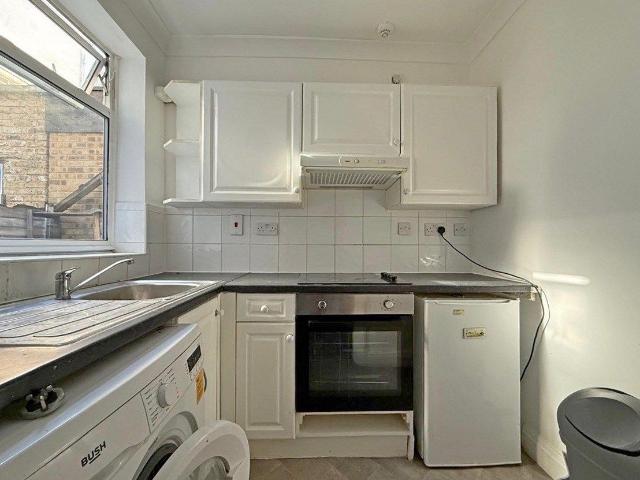 Lampton Road TW3, Studio to rent, £1,200 pcm | PrimeLocation