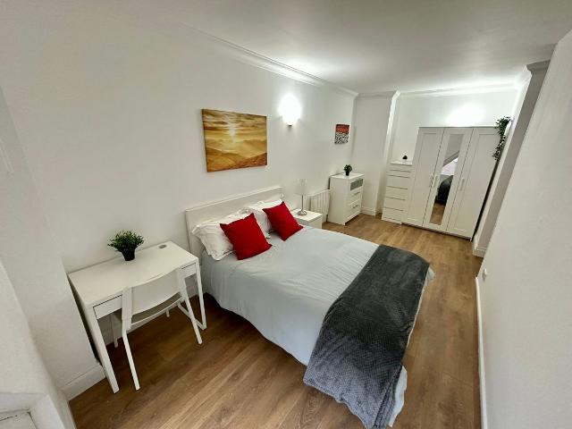 Lanark Square, London E14, Room to rent, £950 pcm | PrimeLocation