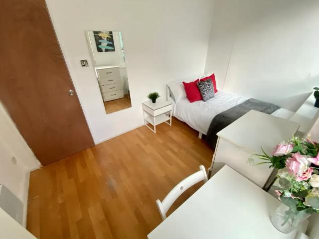 Lanark Square, London E14, Room to rent, £910 pcm | PrimeLocation