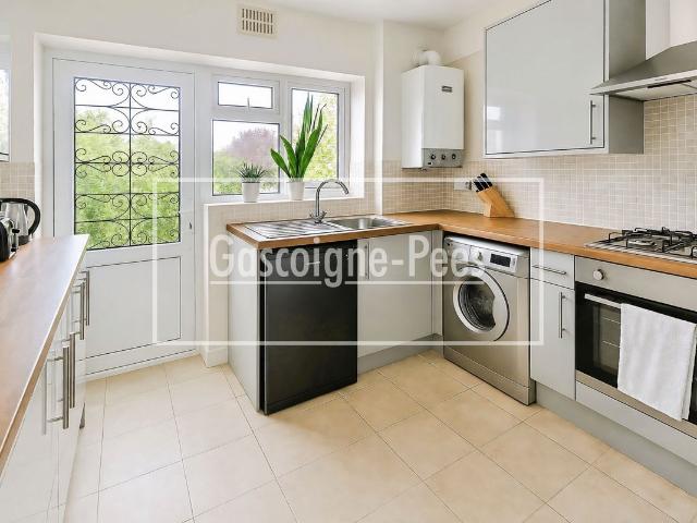 Lancaster Close, Kingston Upon Thames KT2, 2 bed flat to rent, £2,000 pcm | PrimeLocation