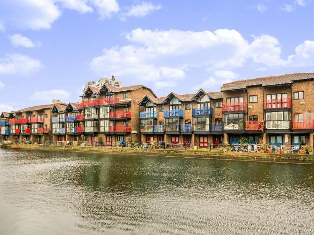 Lancaster Drive, Isle Of Dogs. 1 bed flat to rent £3,142 pcm £725 pw