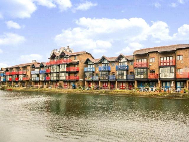 Lancaster Drive, London, E14 1 bed flat to rent £2,700 pcm £623 pw