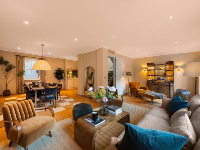 Lancaster Mews, London, W2 3 bed mews to rent £13,000 pcm £3,000 pw