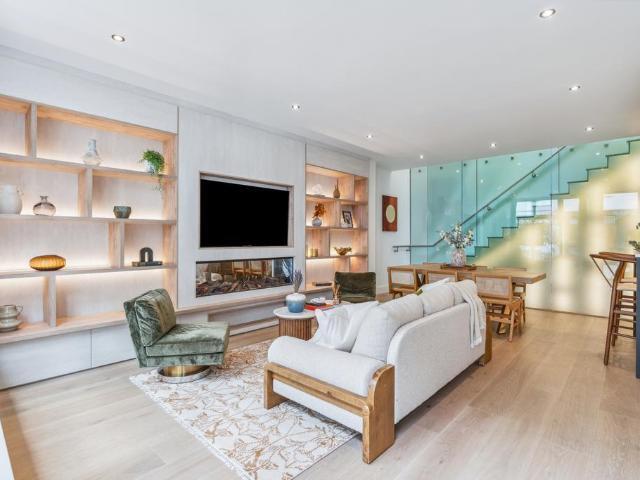 Lancaster Mews, London, W2 2 bed mews to rent £10,450 pcm £2,412 pw