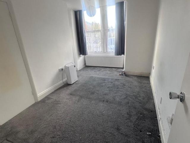 Lancaster Road, Uxbridge UB8 2 bed ground floor flat to rent £1,750 pcm £404 pw