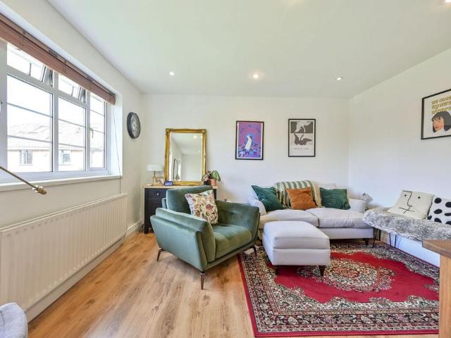 Lancaster Road, Wimbledon, London, SW19 2 bed maisonette to rent £2,701 pcm £623 pw