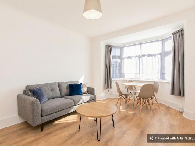 Lancaster Road, London NW10 3 bed flat to rent £2,375 pcm £548 pw