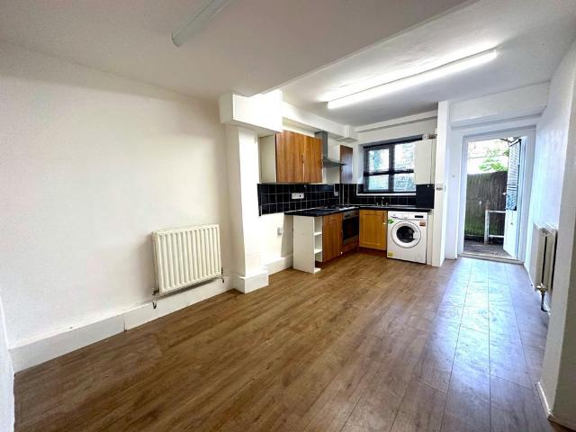 Lancaster Walk, Hayes, UB3 2QL 2 bed ground floor flat to rent £1,675 pcm £387 pw