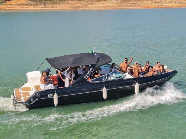 Lancha em Capitólio Escarpas do Lago para 19 Pessoas Futura 28 GT