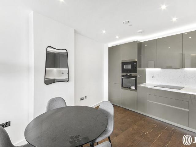 Lanchester Way, London SW11, 2 bed flat to rent, £3,600 pcm | PrimeLocation
