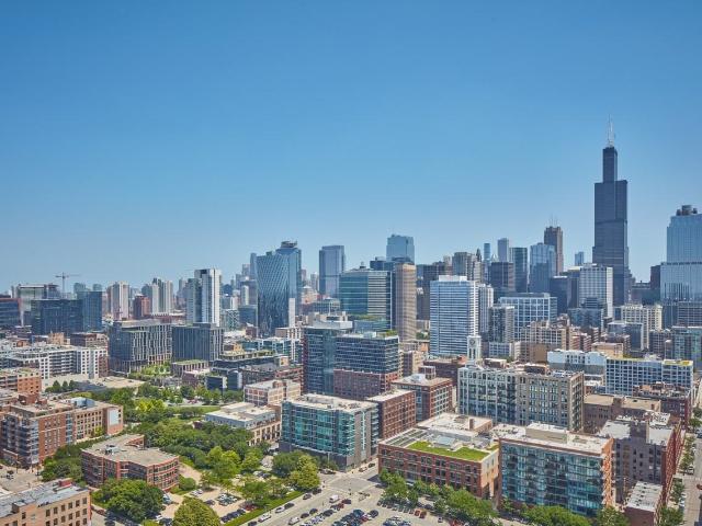 Landmark West Loop Studio Apartment for Rent at 1035 W Van Buren St, Chicago, IL 60607 Near West Side