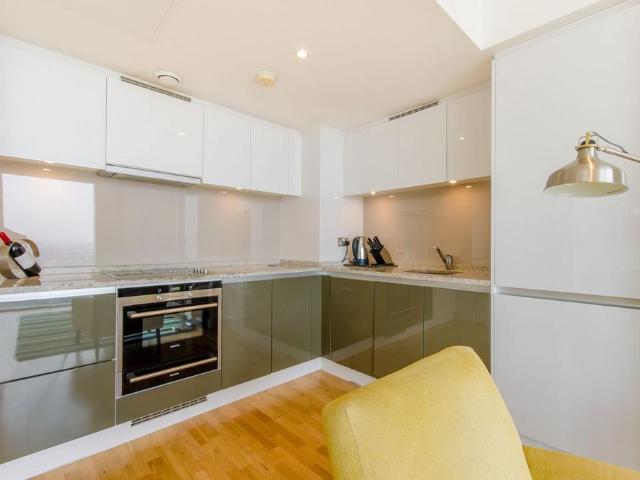 Landmark West Tower, Canary Wharf. 1 bed flat to rent £2,492 pcm £575 pw