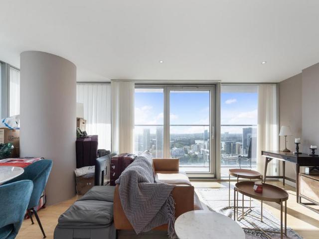 Landmark East, Canary Wharf, London, E14 2 bed apartment to rent £3,098 pcm £715 pw