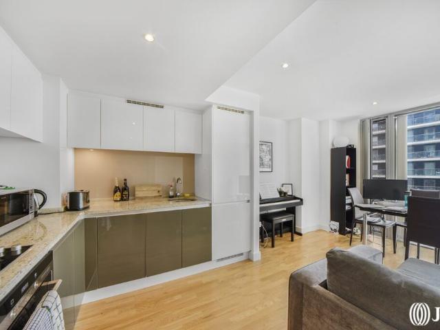 Landmark East Tower, Marsh Wall E14, 1 bed flat to rent, £2,383 pcm | PrimeLocation