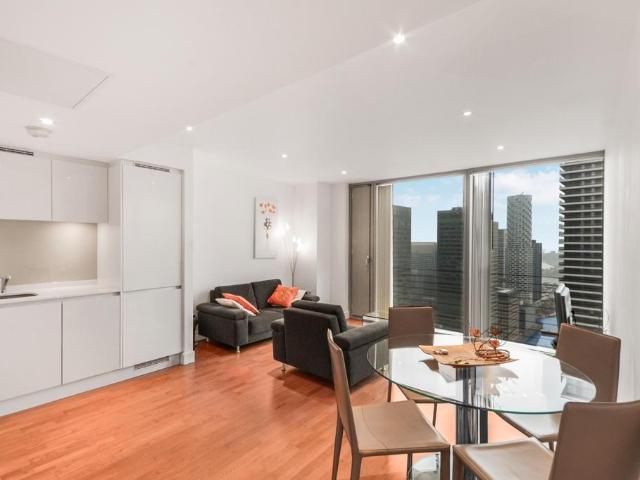 Landmark East Tower, Marsh Wall, E14 1 bed flat to rent £2,492 pcm £575 pw