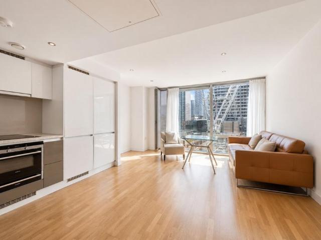 Landmark East Tower, Marsh Wall, E14 1 bed flat to rent £2,400 pcm £554 pw