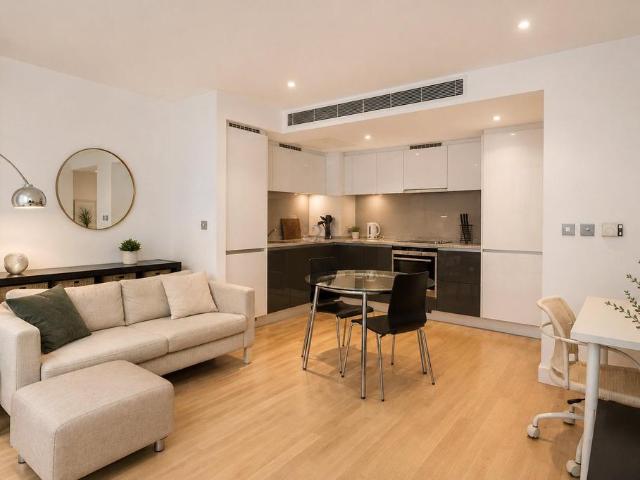 Landmark East Tower, 24 Marsh Wall. 1 bed apartment to rent £2,350 pcm £542 pw