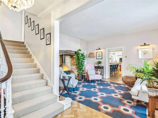 Landmark Grade II listed period family home located on the historic High Street. Providing generous accommodation approaching 3,000 sqft, with generous South facing gardens & ample parking