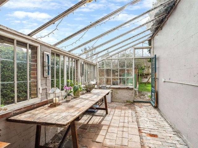 Landmark Grade II listed period family home located on the historic High Street. Providing generous accommodation approaching 3,000 sqft, with generous South facing gardens & ample parking