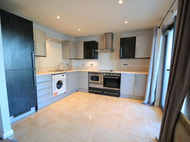 Landmark Place, Cardiff, CF10 3 bed flat to rent £2,150 pcm £496 pw