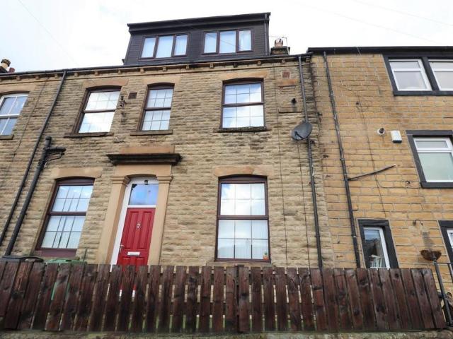 Lane End, Pudsey, West Yorkshire, LS28 3 bed terraced house to rent £1,025 pcm £237 pw