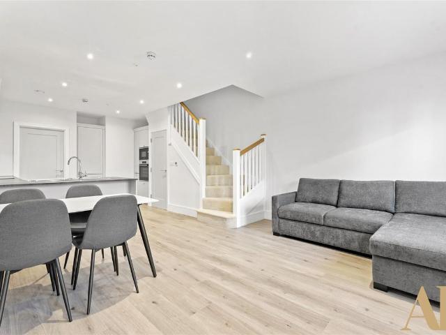 Lanesborough Street, Reading RG2, 4 bed town house to rent, £2,700 pcm | PrimeLocation