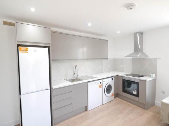 Lanesdowne Drive, London 3 bed apartment to rent £3,700 pcm £854 pw