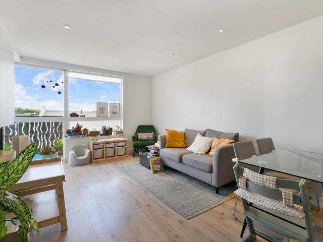 Lang Court, Smithfield Square, High. 2 bed flat to rent £2,600 pcm £600 pw
