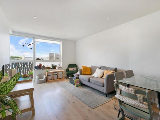 Lang Court, Smithfield Square, High Street N8, 2 bed flat to rent, £2,600 pcm | PrimeLocation