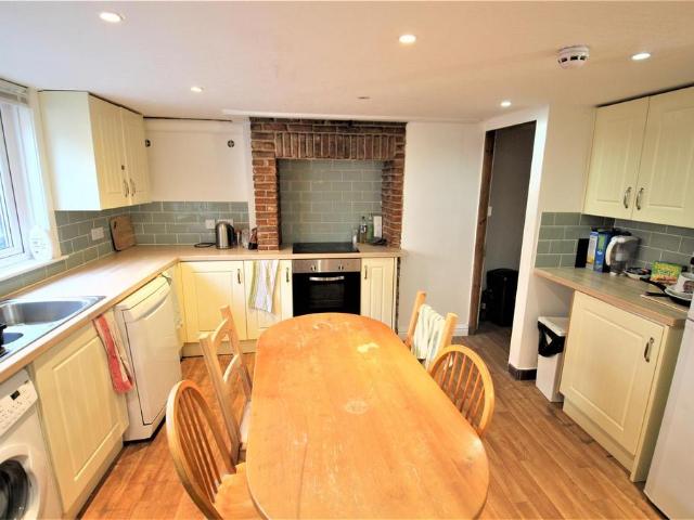Langdale Terrace, Headingley, Leeds. 5 bed terraced house to rent £2,795 pcm £645 pw